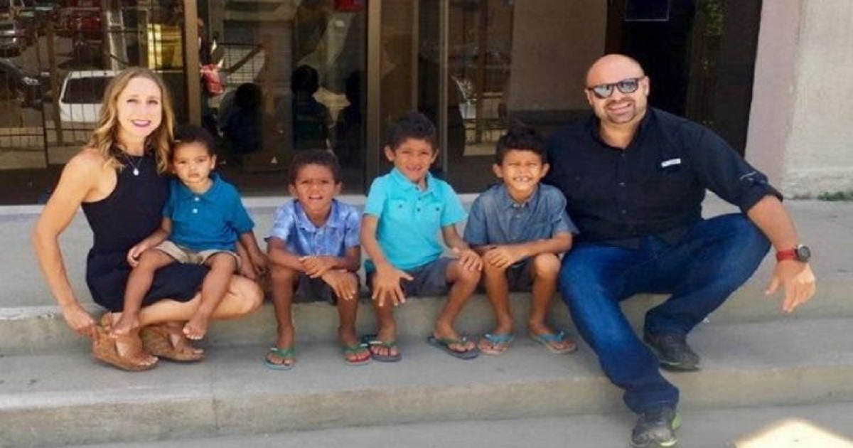 Pareja adopta 4 hermanos, para que pudieran crecer juntos y no ...